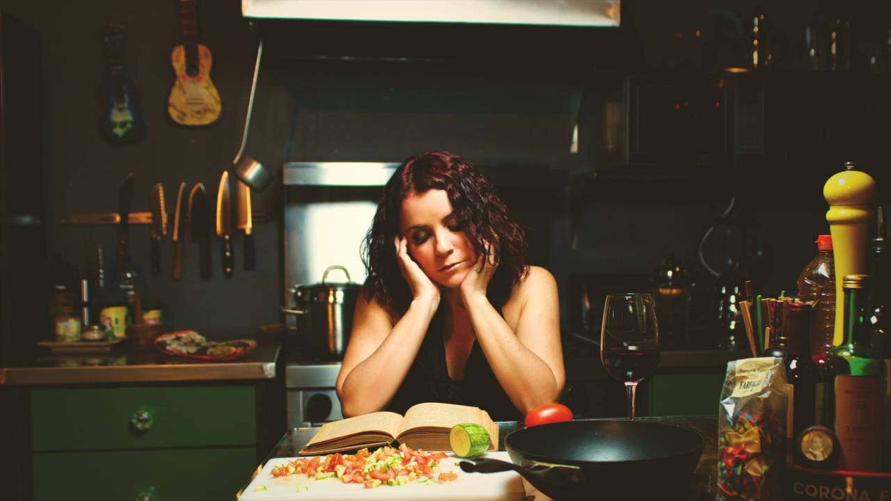 EN LA COCINA / SARA VALENZUELA - YouTube Music