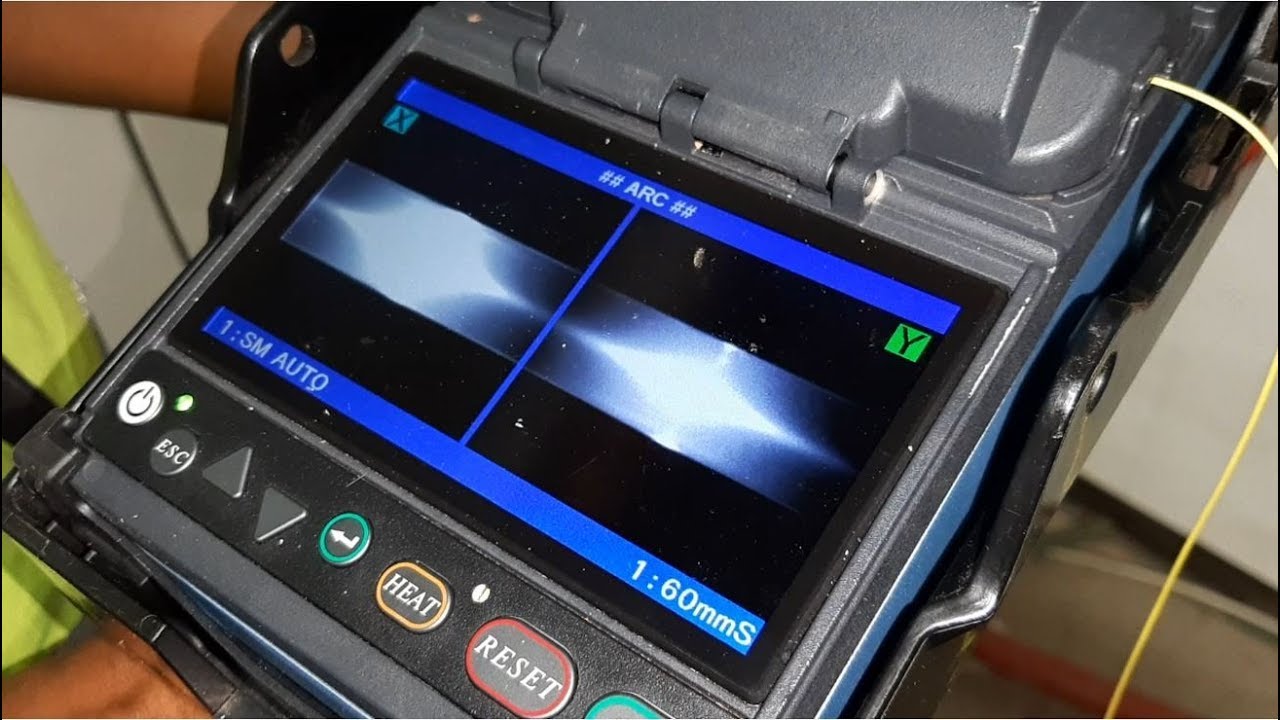 HOW THEY SPLICE FIBER OPTIC CABLE - YouTube