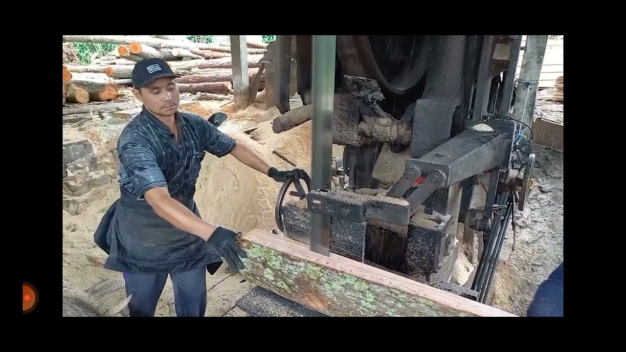 Penggergajian kayu berbagai ukuran balok usuk reng blandar - YouTube