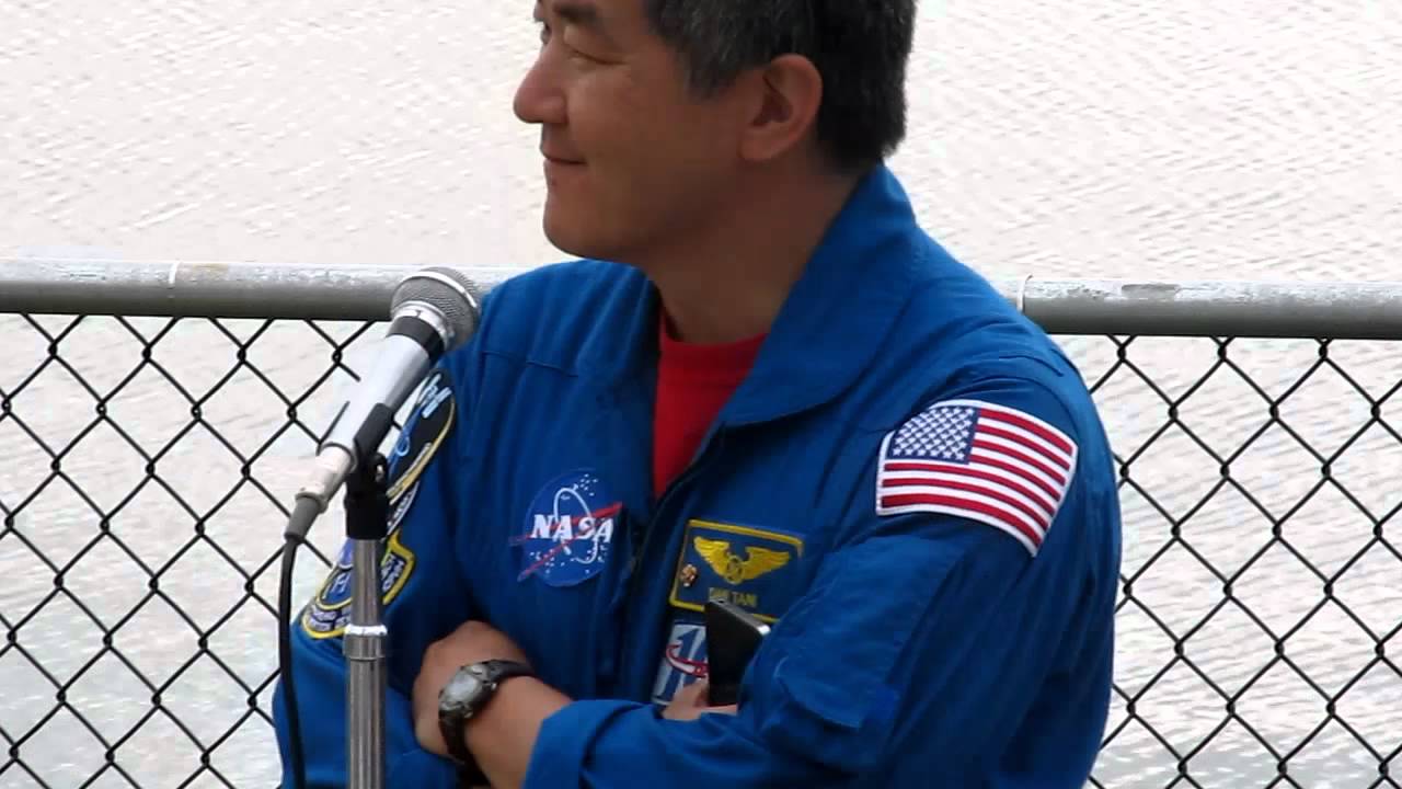 Astronaut Dan Tani narrates STS134 Launch at KSC - YouTube