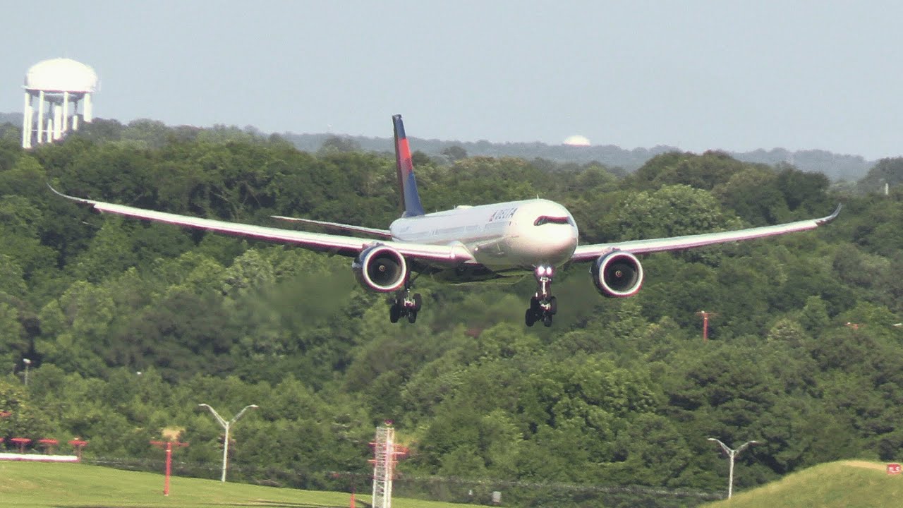 PERFECT BUTTER LANDING! Delta Airbus A330-200 Lands on Atlanta Runway ...