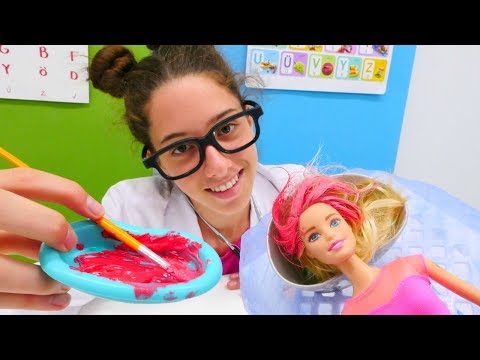 Barbie'nin saçlarını pembeye boyuyoruz. Kız oyunları