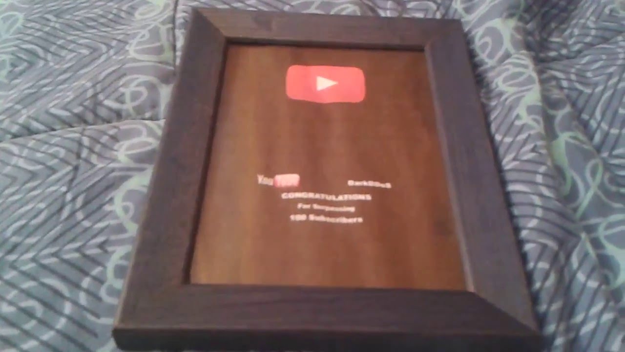 YouTube Red Play Button Premio per i 100 iscritti. Grazie a tutti ...