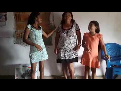 As três meninas dançando 😂😂😂