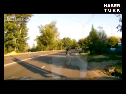 Yaşlı Rus kadının yolu geçme çabası