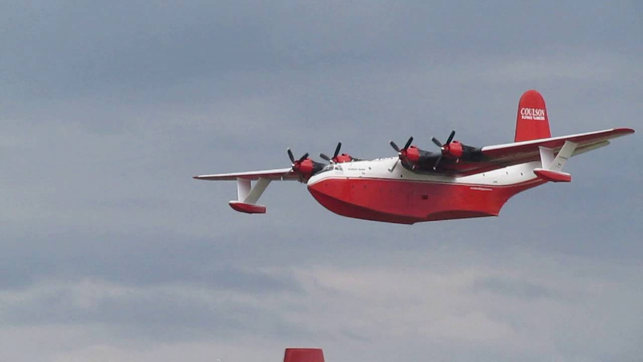 Martin Mars Dumping Water on the Runway at OSH16 - YouTube