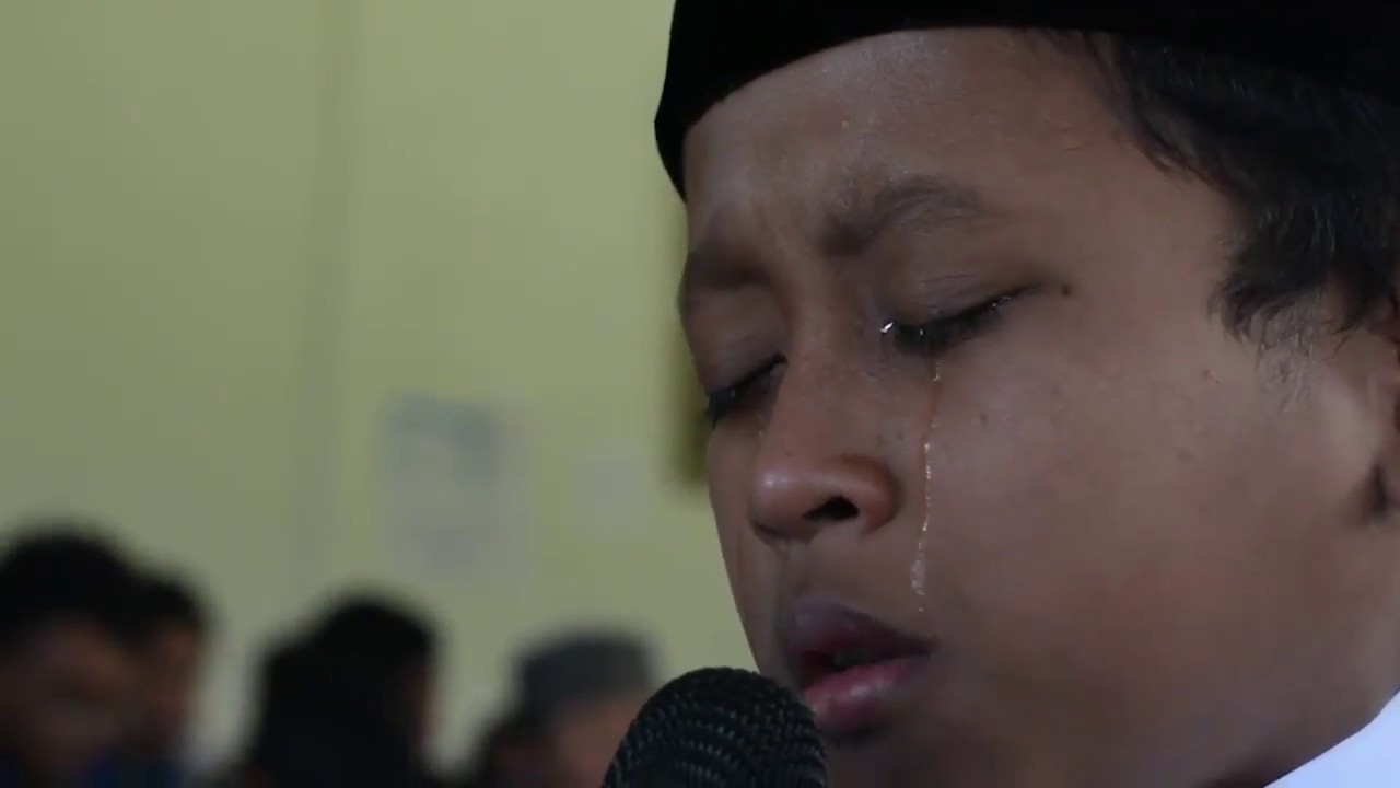 Emotional Quranic graduation ceremony - YouTube