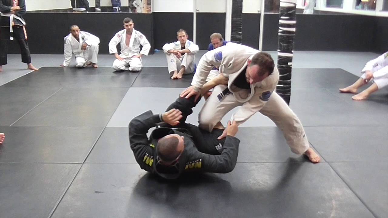 Reverse De La Riva 101 (Lachlan Giles) - YouTube