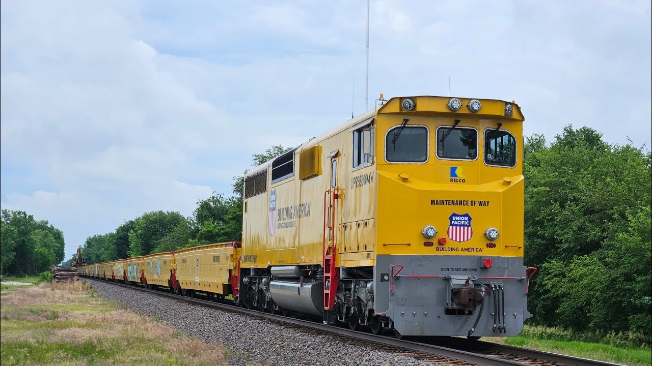Union Pacific 958500 MOW Passing Through Topeka & Silver Lake KS - YouTube