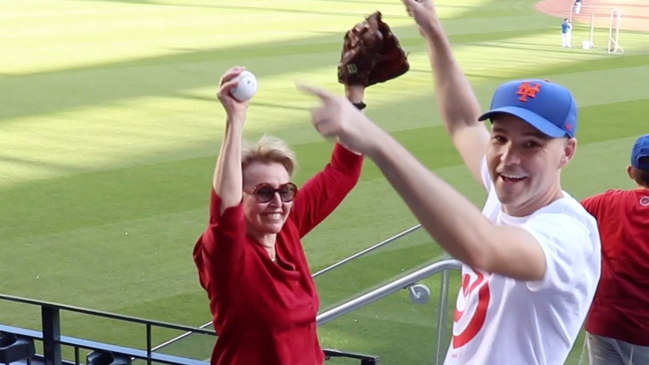 Helping my mom catch her FIRST BALL EVER at Citi Field - YouTube