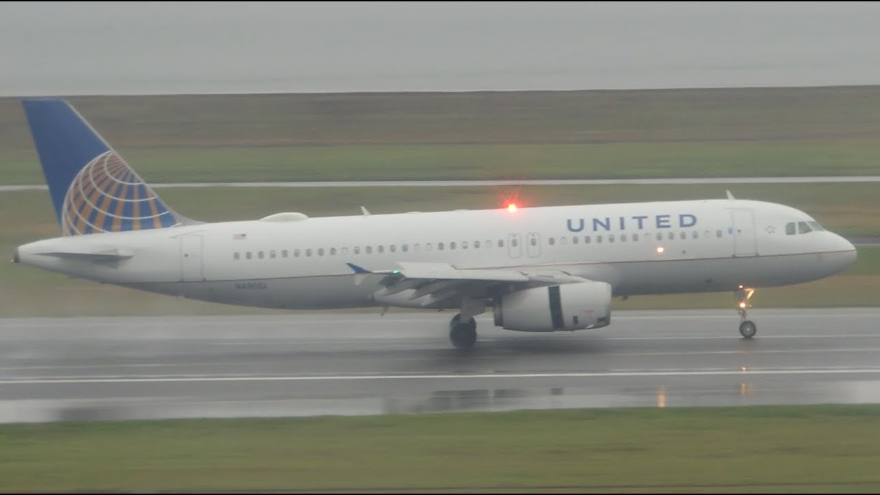 United Airlines Airbus A320-232 [N4901U] landing in PDX - YouTube