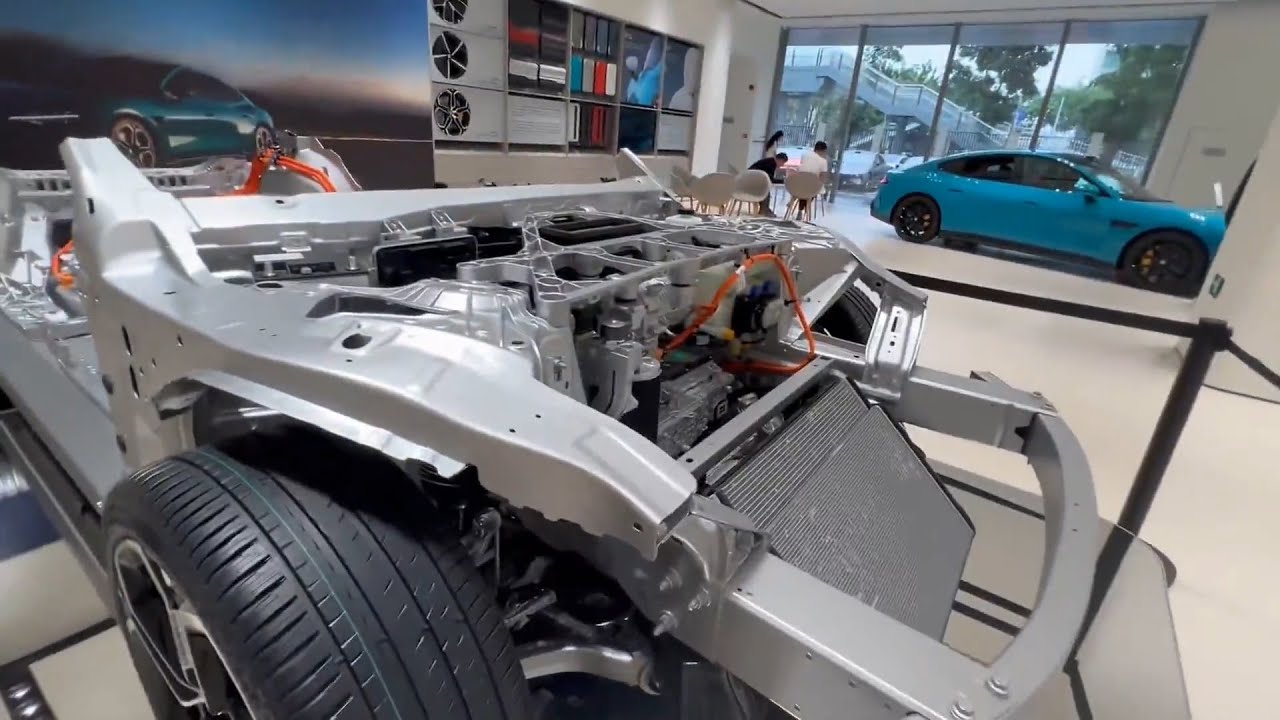 Xiaomi SU7 internal chassis display - YouTube