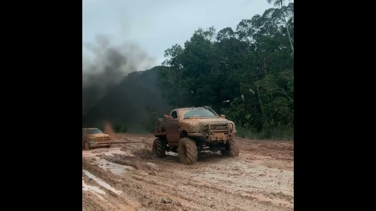 Pulling car stuck in mud - YouTube