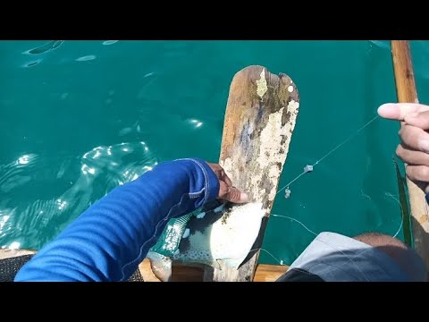 Traditional handline fishing in the Philippines - YouTube