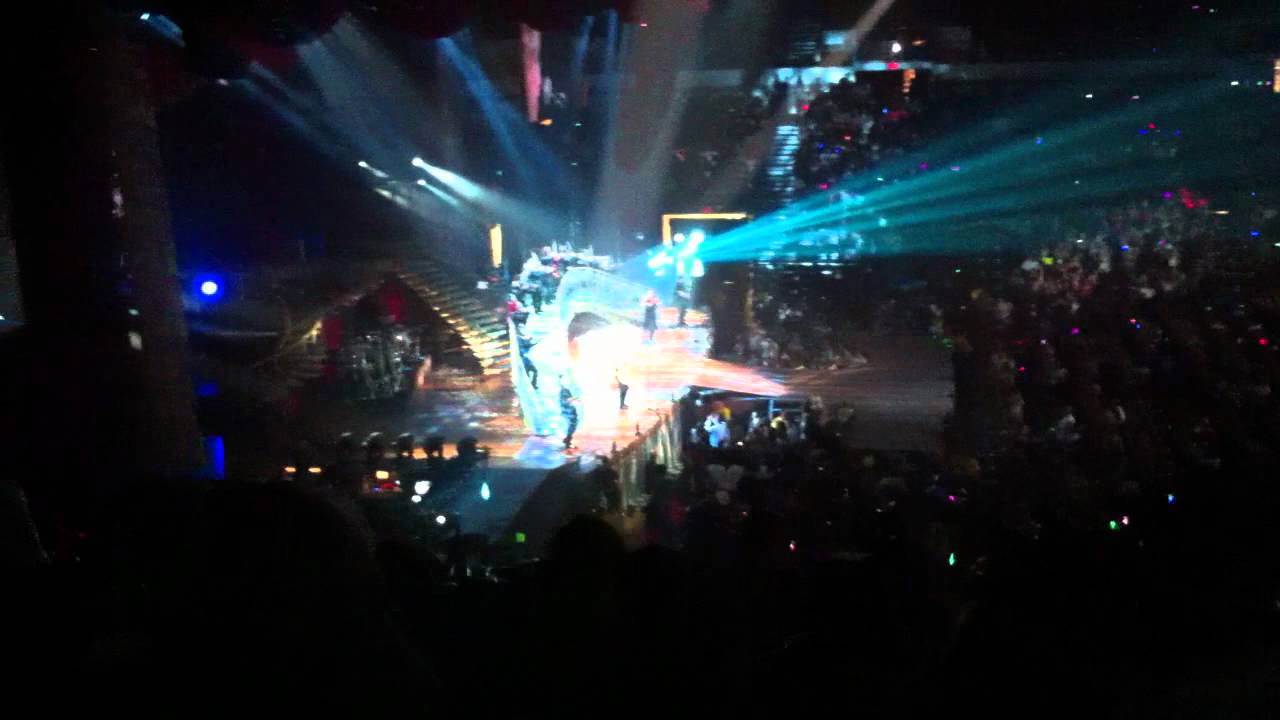 Taylor Swift Concert Back to December Live - YouTube