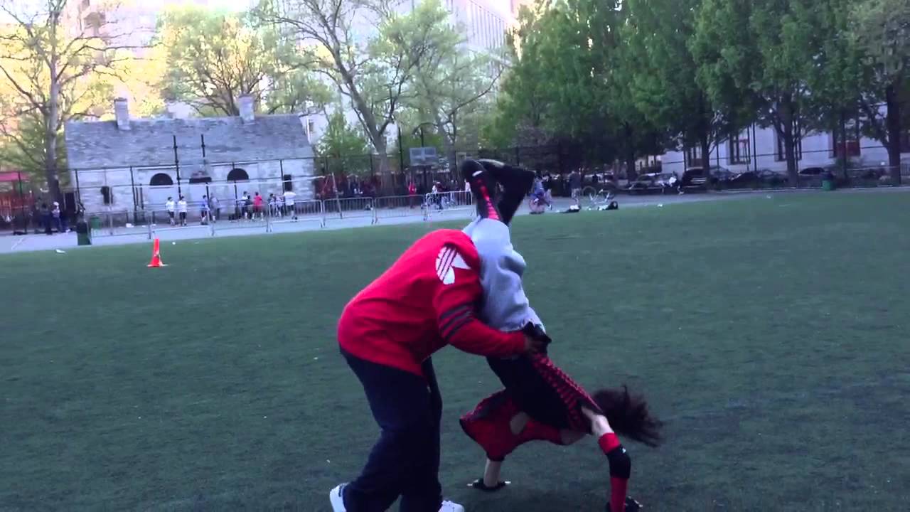 Head scissors n kick to face - YouTube