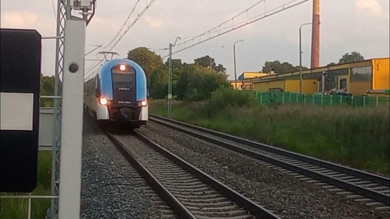 przyjazd En76-004a na stację Korwinów - YouTube