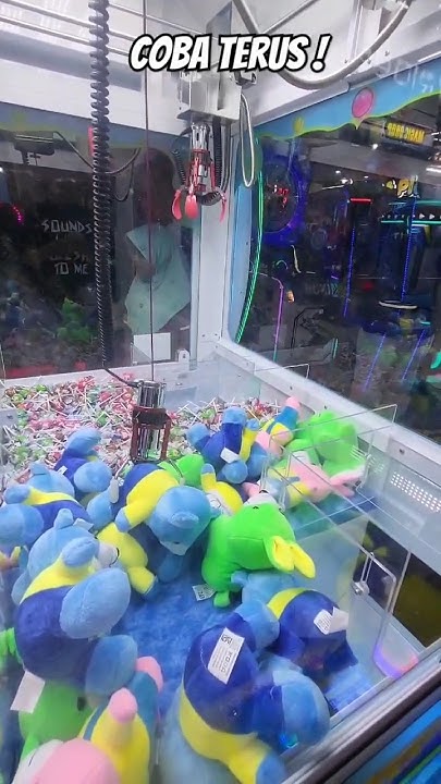 Coba terus sampai dapat ! Main mesin capit boneka ! - YouTube