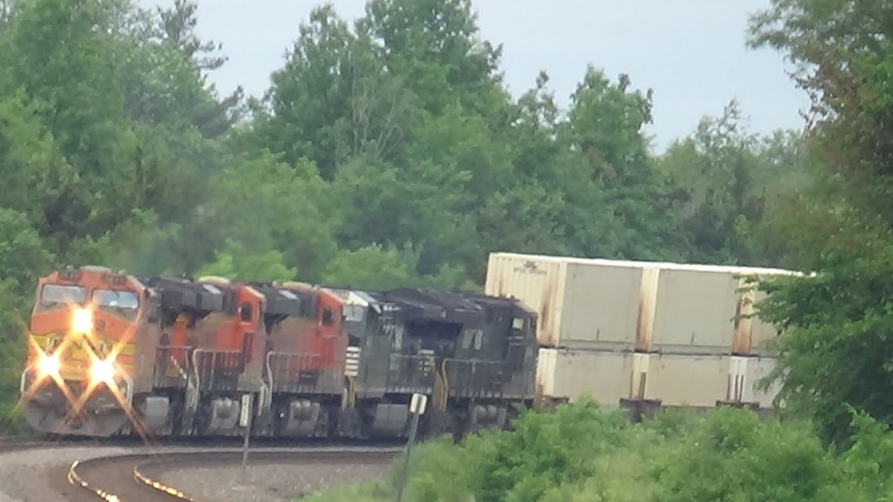 BNSF 5639 leads east - YouTube
