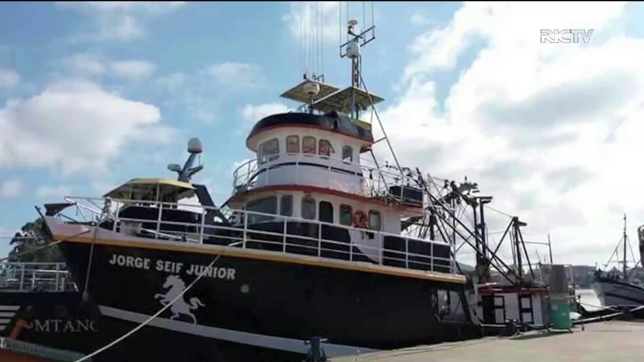 Barco pesqueiro naufraga no Litoral Sul de Santa Catarina - YouTube