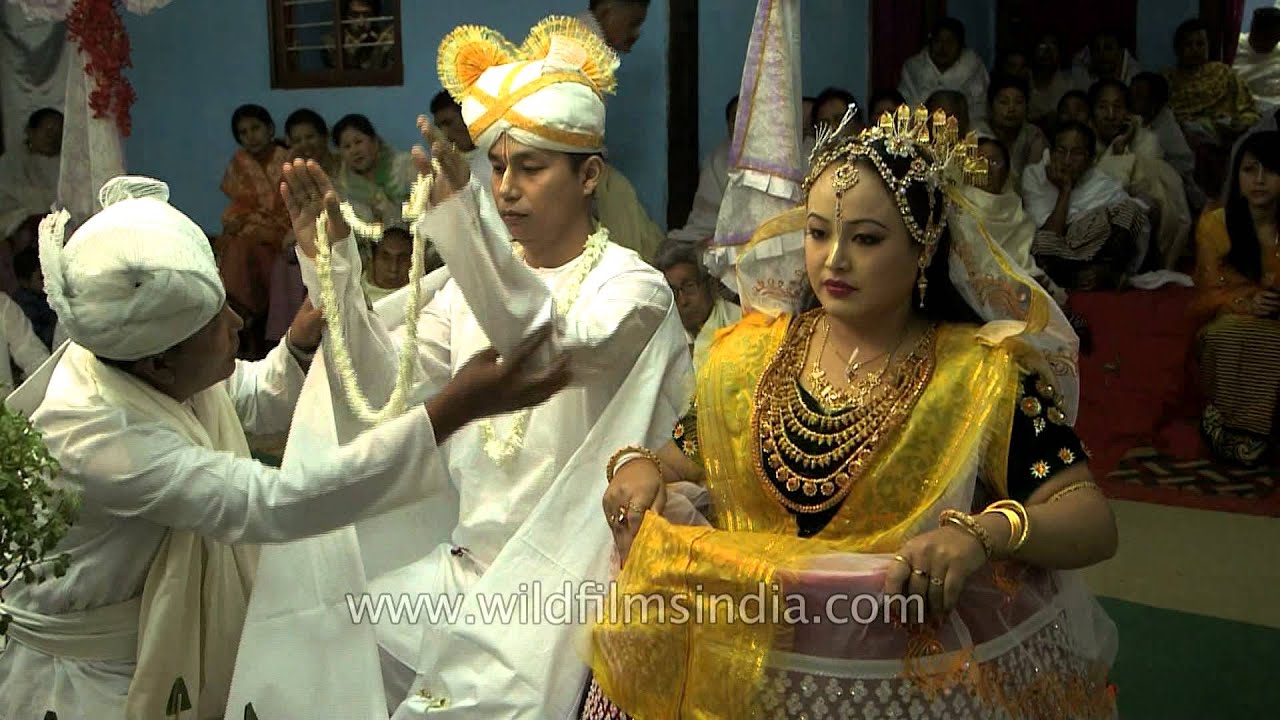 Manipuri bride and groom exchange garlands - YouTube