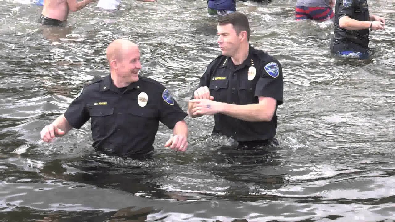 Issaquah Police Take Polar Plunge - YouTube