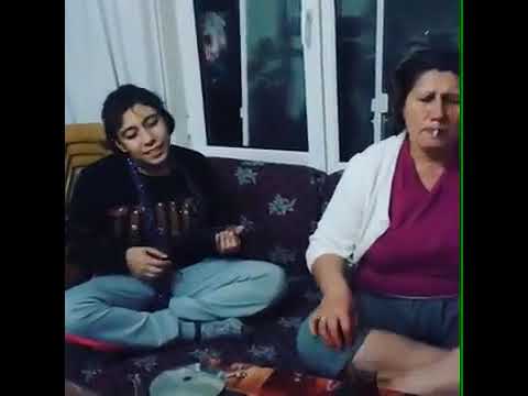 Annesinin yanında vur bana diyen kız