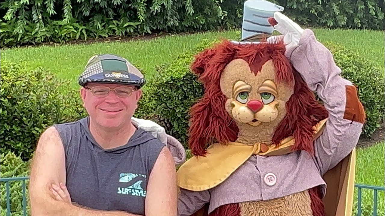 Gideon the Cat from Pinocchio. Rare character sighting! - YouTube