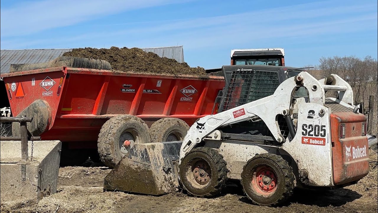 Manure hauling never ends on the dairy! - YouTube