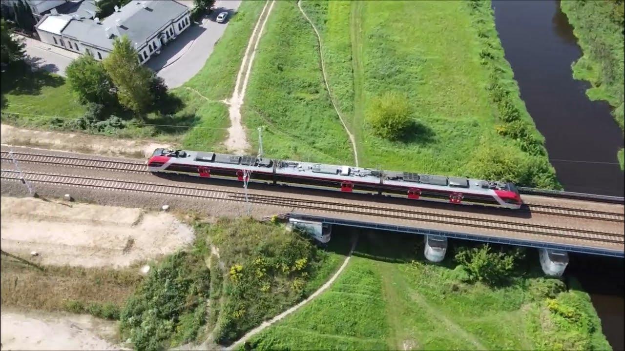 Mijanka pociągów ŁKA z drona oraz 3E/1-71 Ecco Rail. Łowicz Główny 26.08.2022. - YouTube