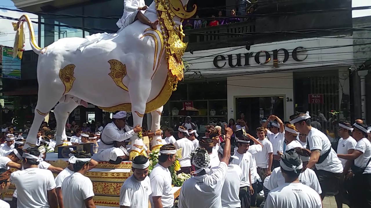 Balinese funeral procession - YouTube