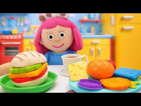 Smarta acıkınca evde ekmek yok - yumurtayı kullanarak tost yapıyor. Çocuk videoları.