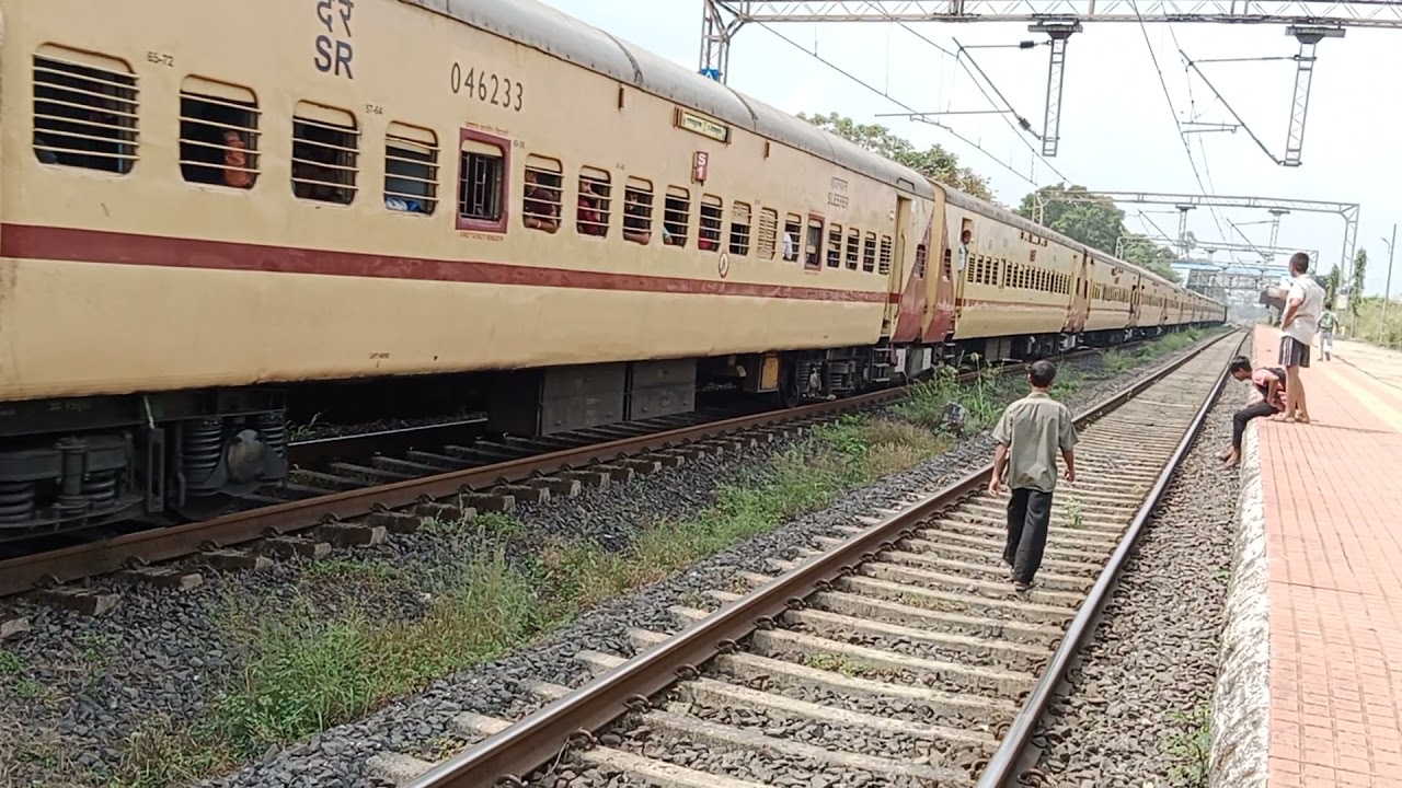 Mangala Express Skipping Dativali Station - YouTube