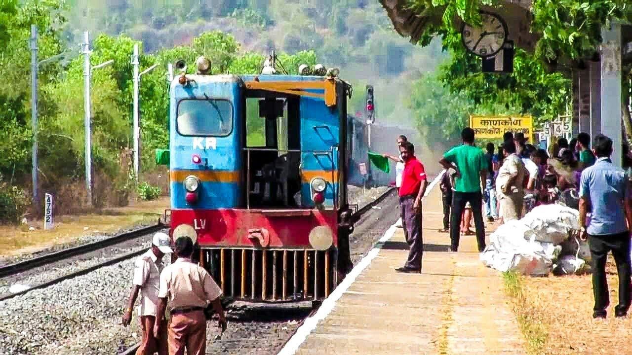 Trivandrum Rajdhani Express At Top Speed Through Canacona/South Goa ...
