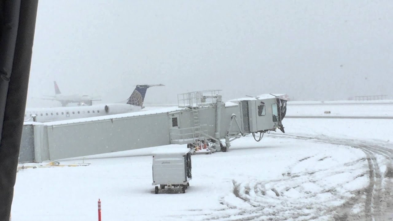 Delta A319 takeoff in heavy snow at Yeager Airport - YouTube