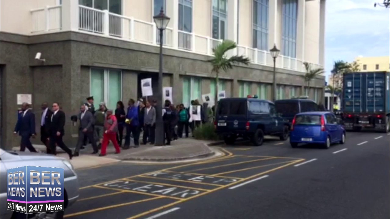 Crowd Arriving at Court Building, April 5, 2017 - YouTube