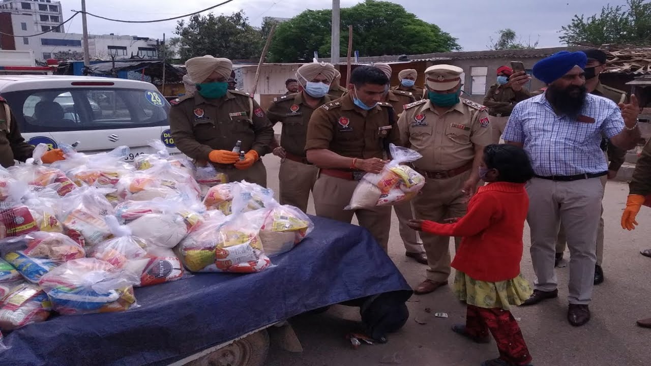 Mohali police distribute food packets in a slum area in Phase 7 - YouTube