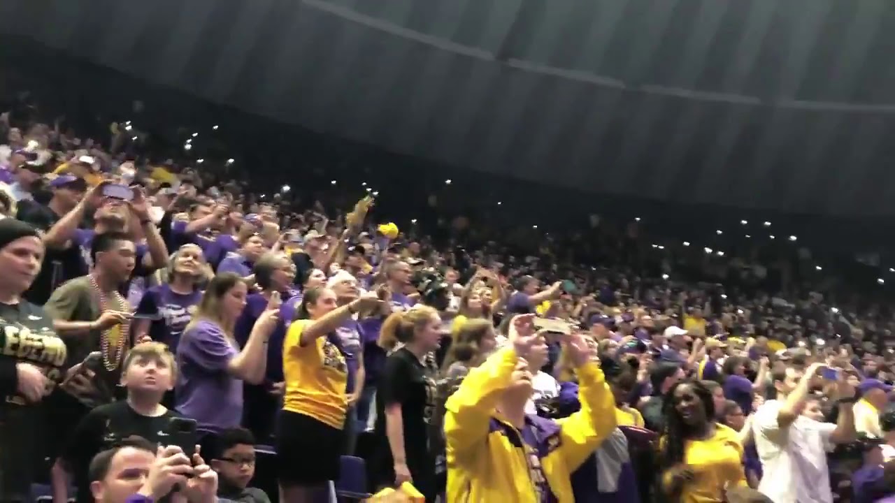 LSU fans sing 'We are the Champions' at PMAC celebration - YouTube