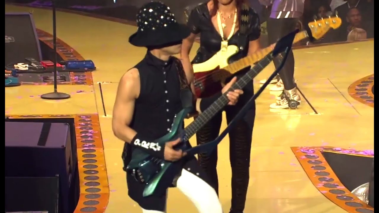 Hollywood Swinging - (live) Prince Playing Bass - YouTube