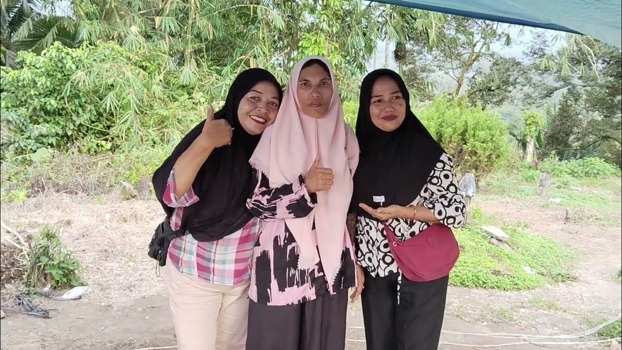 Ibu eli datang ke kuburan almarhum nia kurnia sari tgl 14 desember -3 menjelang 100 - YouTube