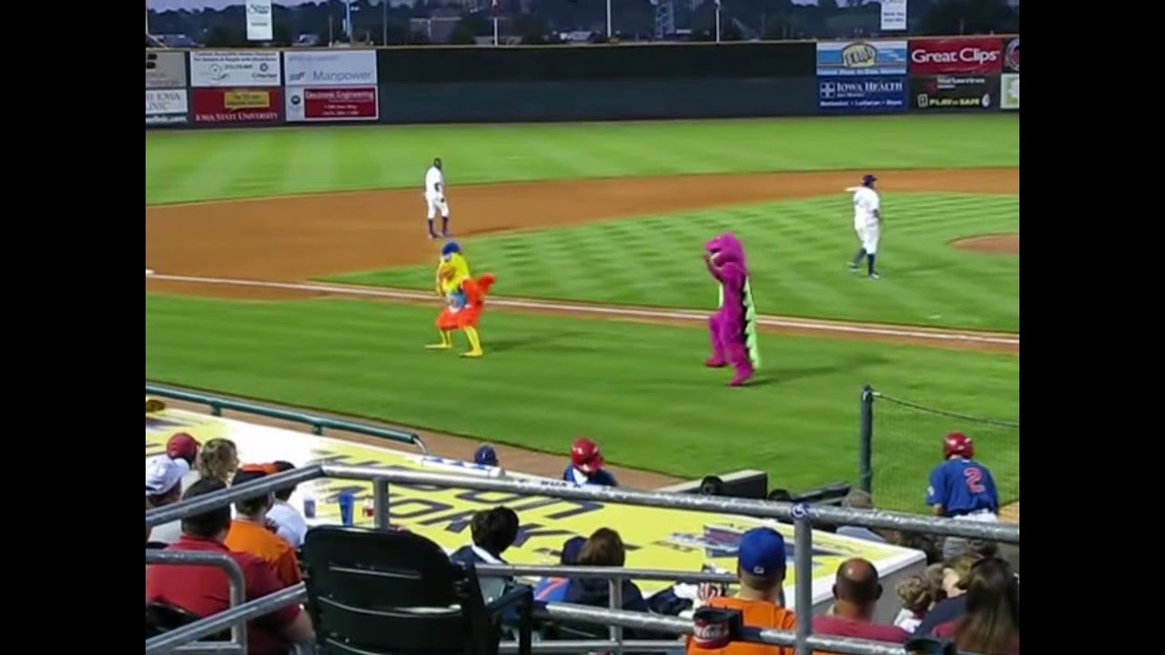 핑크공룡 바니 vs 유명한 닭(barney vs famus chicken dance off) - YouTube