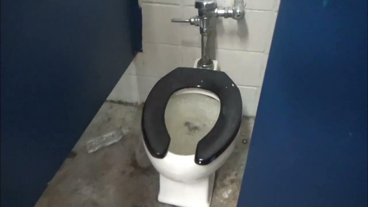 Clogged toilet at Oak Park Middle School Lake Charles - YouTube