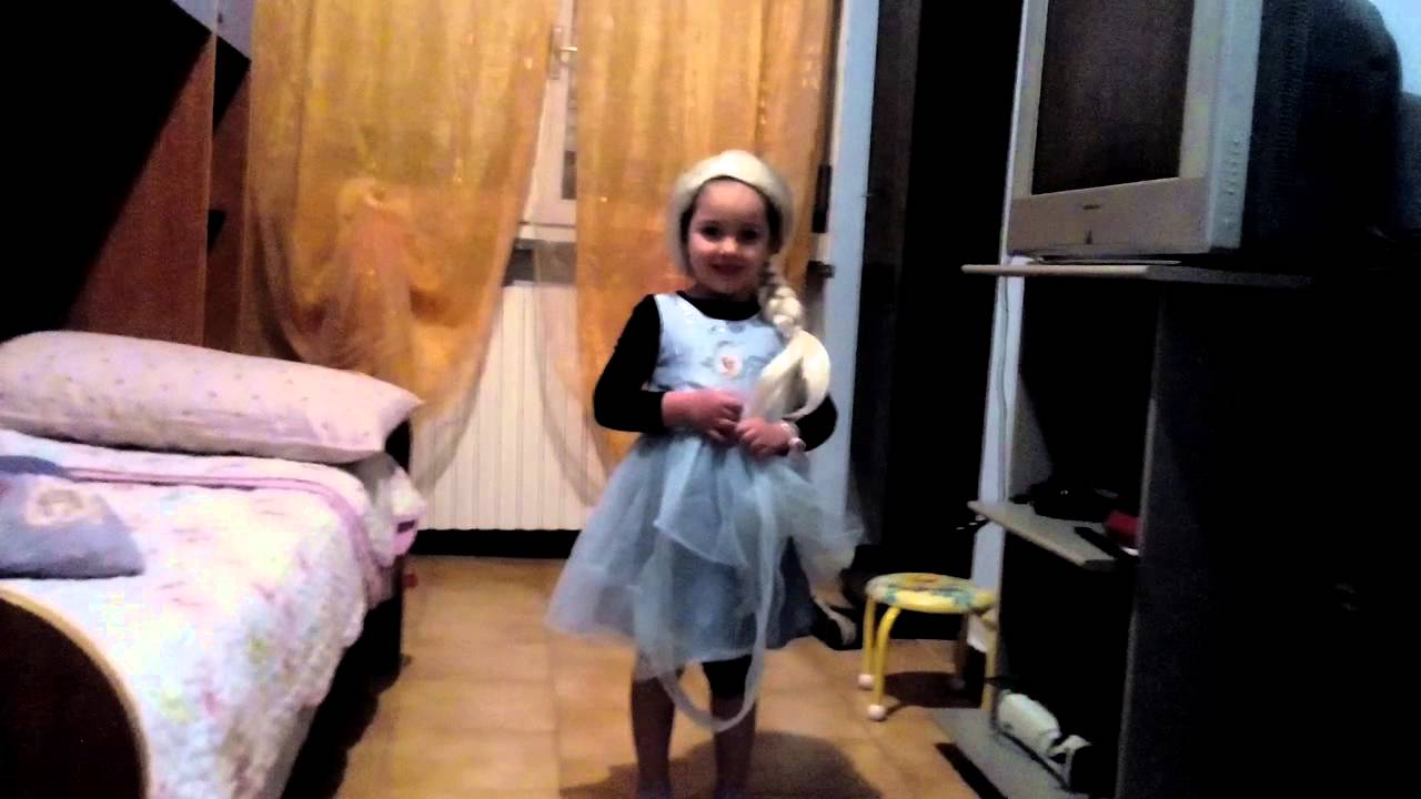 Noemi che fa elsa hahaha - YouTube