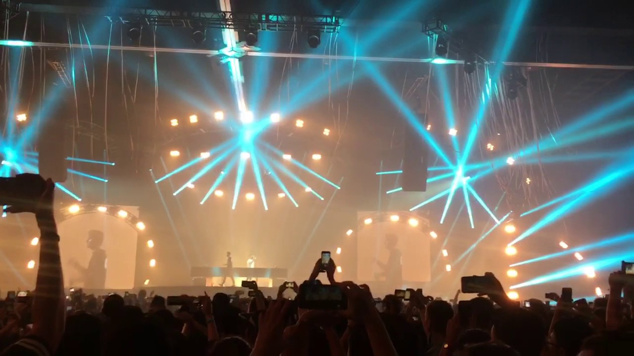 Closer - The Chainsmokers LIVE at LA convention center - YouTube