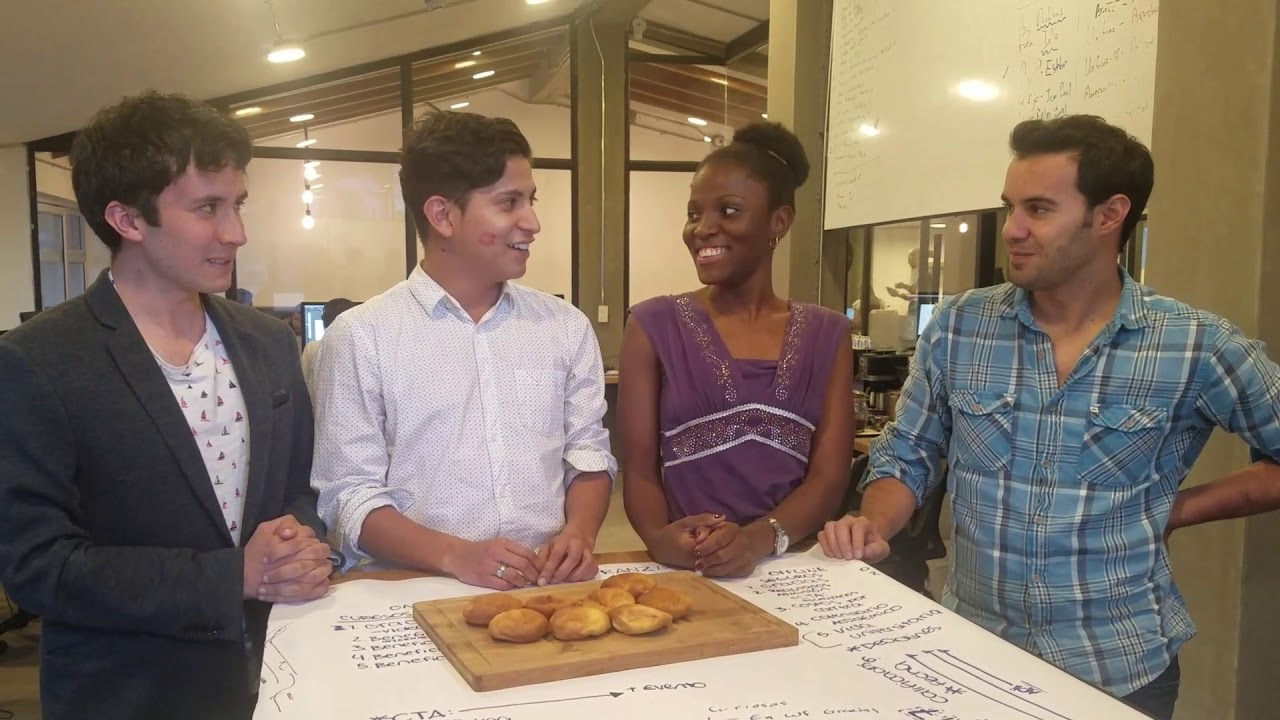 Ecuatorianos prueban las cholas de Guano - YouTube