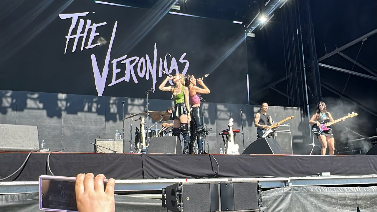 4Ever - The Veronicas - When We Were Young Festival Day 1 - YouTube