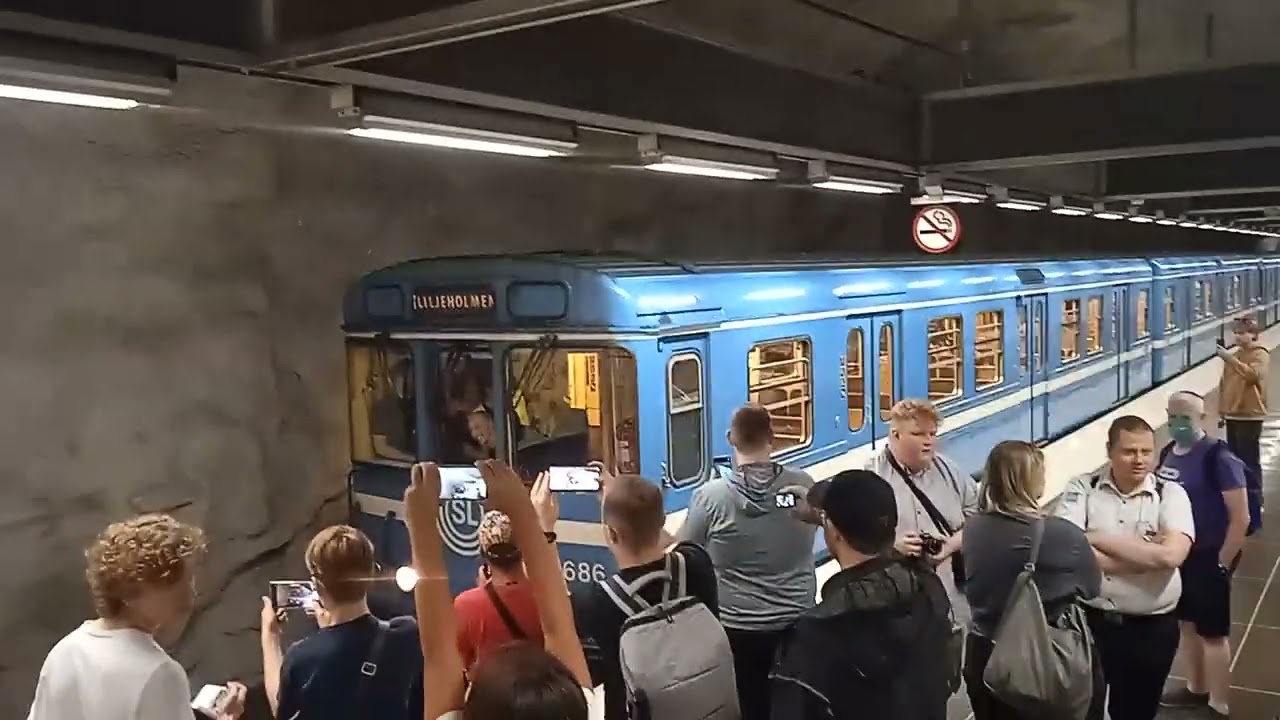 C6 Tunnelbana vid Hjulsta lite ovanifrån. - YouTube