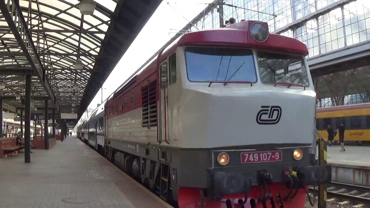 Posun 749 107-9 za cestové návěstidlo s Sv 9066 v žst. Praha-Hl.n. (19. ...