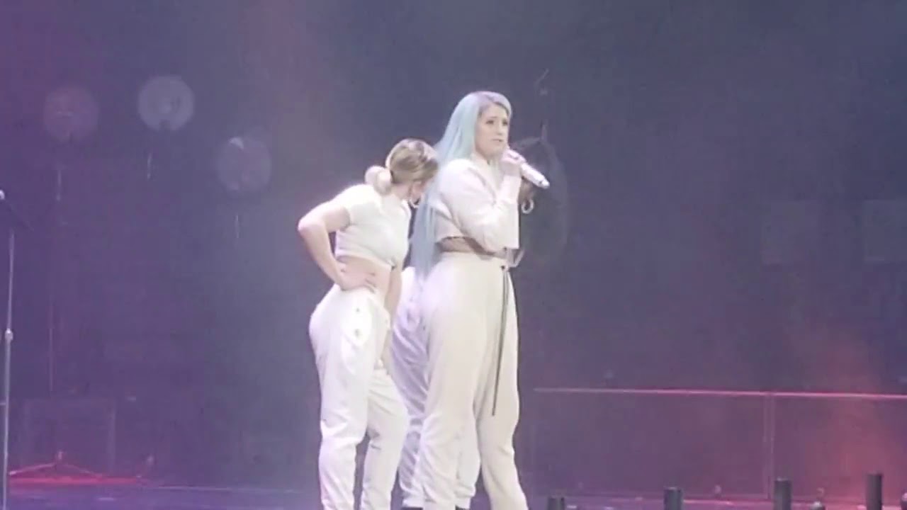 Meghan Trainor Me Too live at SUmmer Bash - YouTube