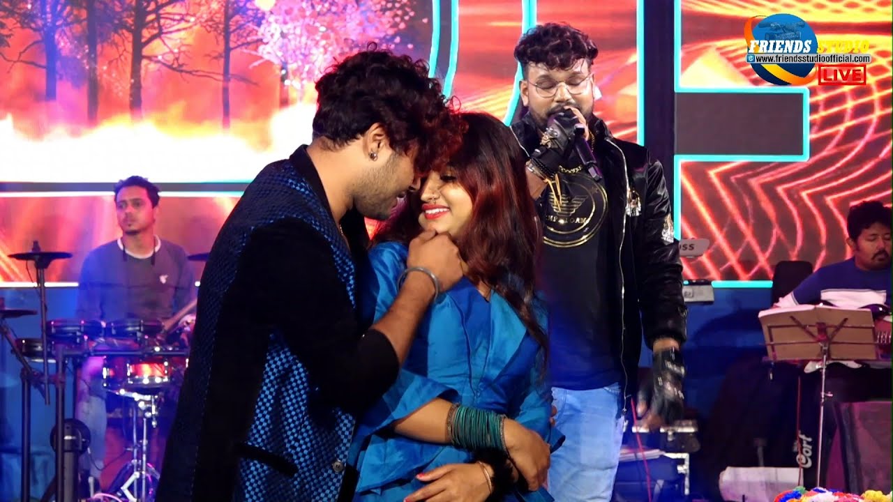 পড়েনা চোখের পলক (Porena Chokher Polok) || Live Singing By - Kumar Avijit || Friends Studio ...